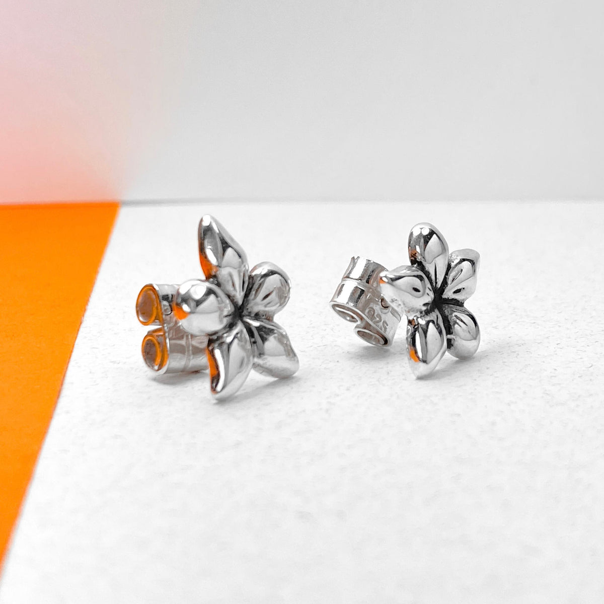 Arete Flor Lis Fijo – Joyería Mili Blume